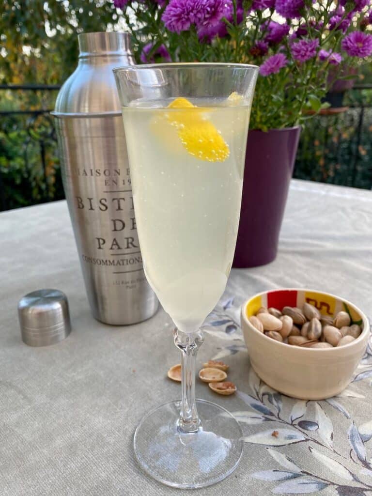 French 75 Cocktail (Classic Recipe from Paris)